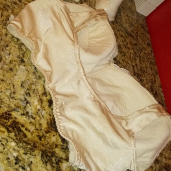 Rhonda Shear | Intimates & Sleepwear | 126 Rhonda Shear Lace Bra | Poshmark